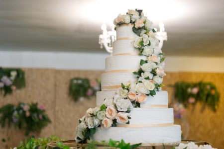 A Guide to Styling Your Wedding Cake with Fresh Flowers - Walter Knoll ...